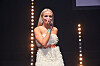WHAT! Julica opvarmer for kendte sangstjerner