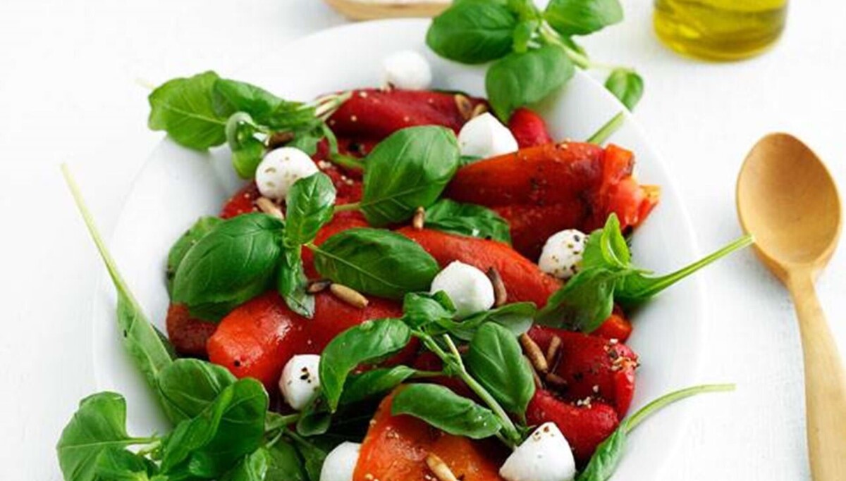 Caprese af grillet peberfrugt, mozzarella & basilikum - fit living - ALT.dk Caprese af grillet peberfrugt, mozzarella & basilikum - fit living - ALT.dk