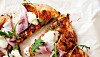 Pizza med skinke, mozzarella og rucola